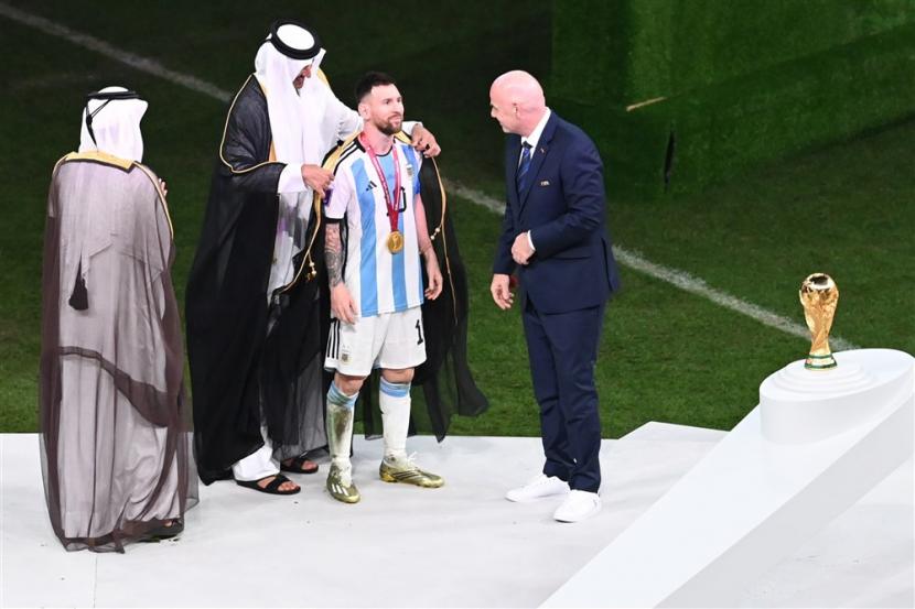 Mengenal Bisht, Jubah Kebanggaan Raja-Raja Arab yang Dipakai Messi Saat ...